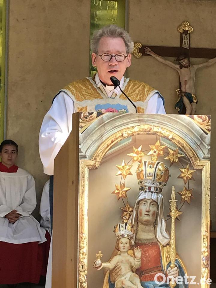 Auf dem Frohnbergfest tanzen die Kinder vor dem Altar | Onetz