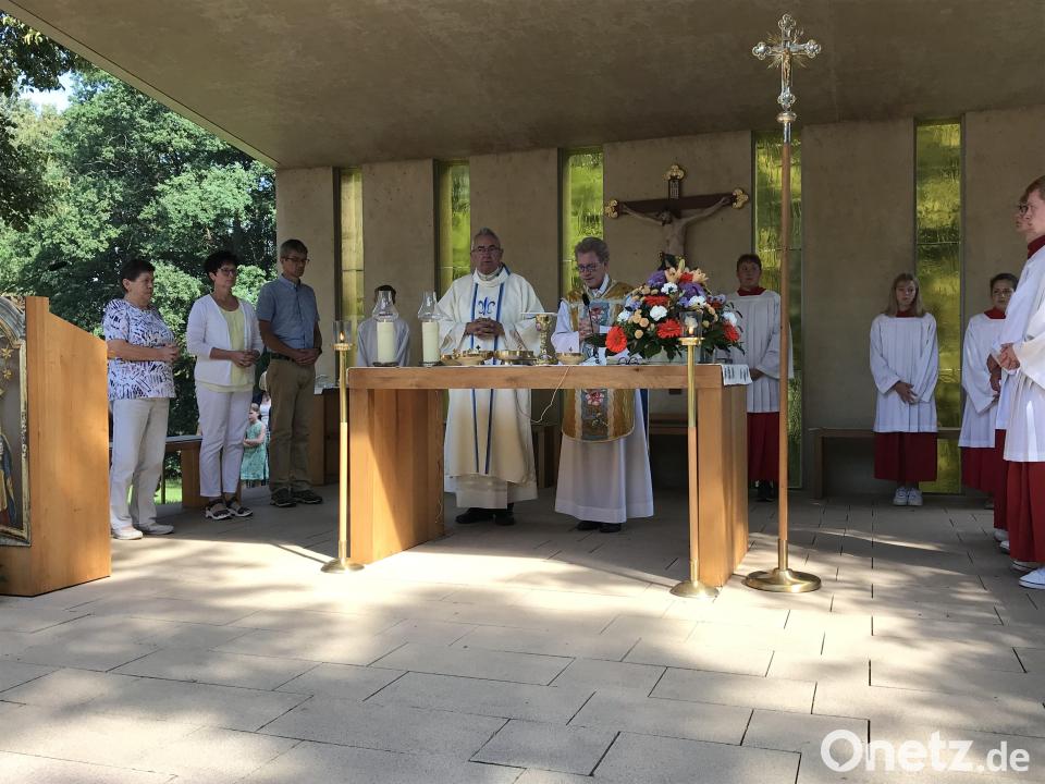 Auf dem Frohnbergfest tanzen die Kinder vor dem Altar | Onetz