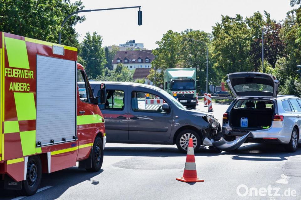 Zusammenstoß an Kreuzung ohne Ampelbetrieb | Onetz