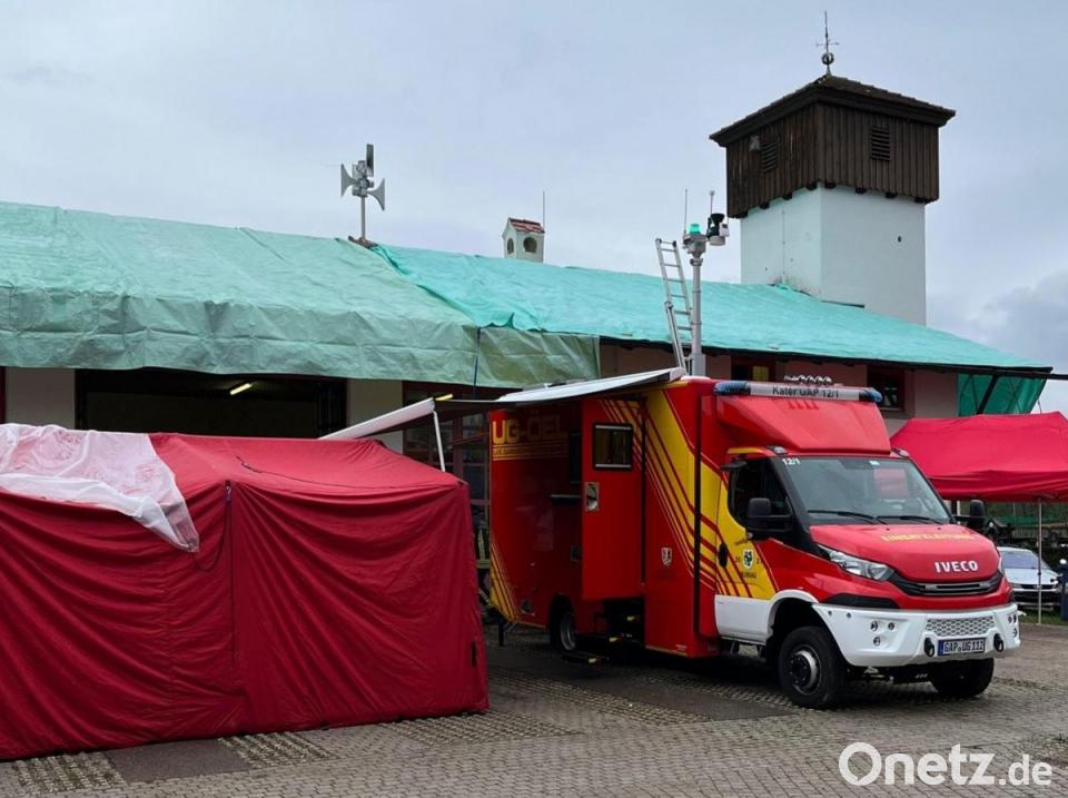 Notdächer für Oberbayern: Feuerwehr aus der Oberpfalz hilft nach Unwetter | Onetz