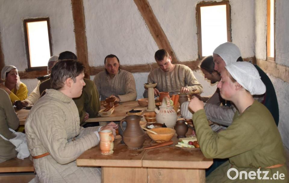 Römerzement, Mandelpudding und Sarazener-Huhn: Michaela Hahn kocht in ...