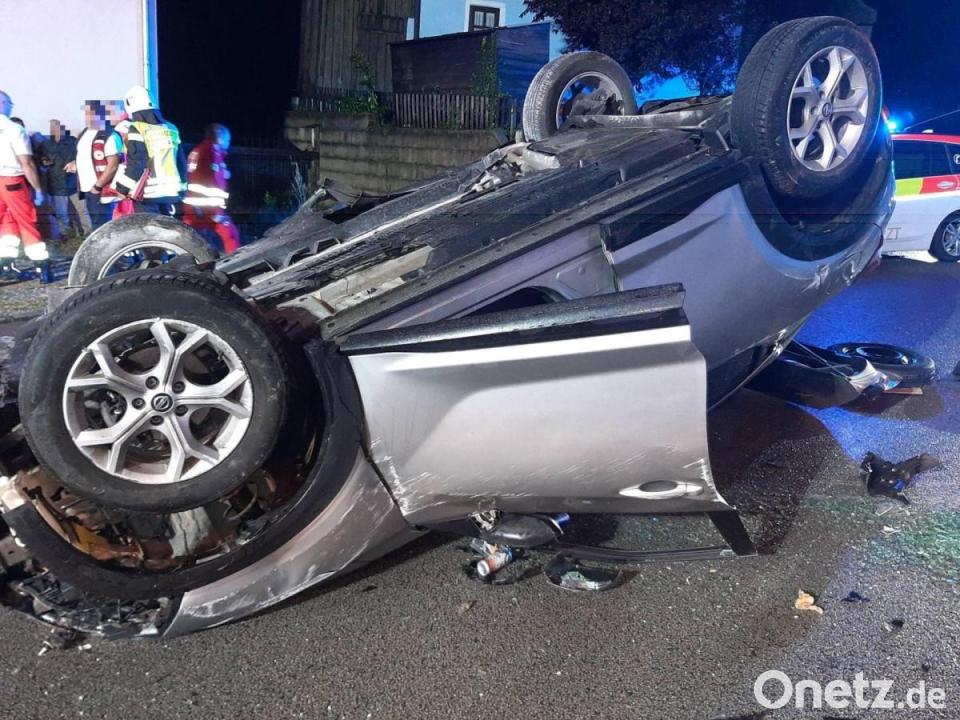 Schleuser fährt mit zehn Migranten im Wagen gegen Hausmauer | Onetz