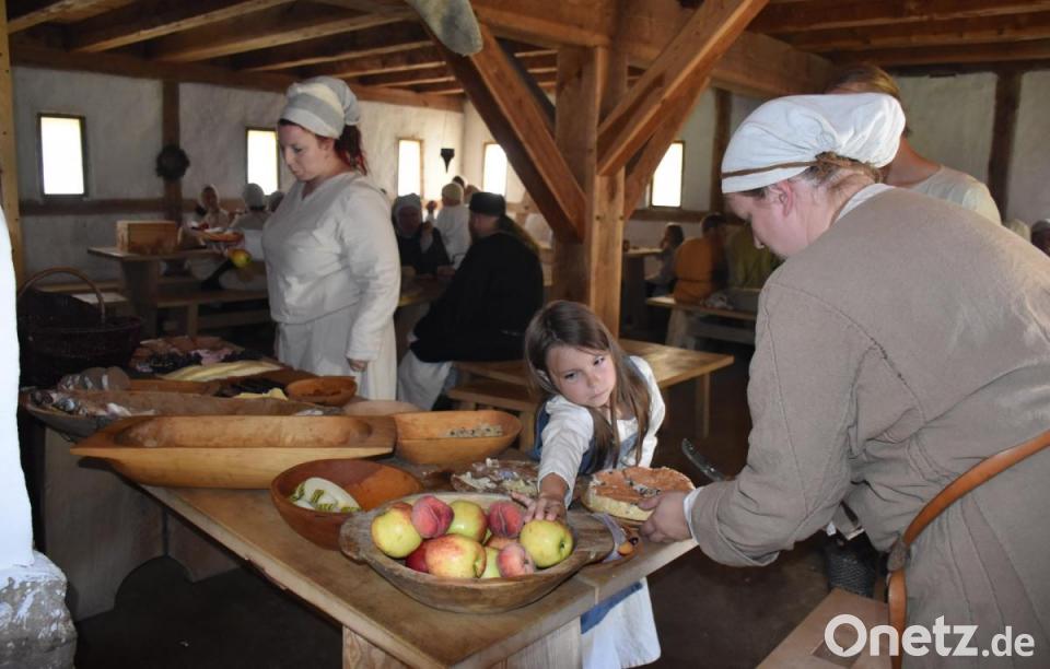 Römerzement, Mandelpudding und Sarazener-Huhn: Michaela Hahn kocht in ...
