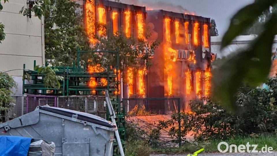 Gewaltiges Feuer in Halle in Berlin-Marzahn | Onetz