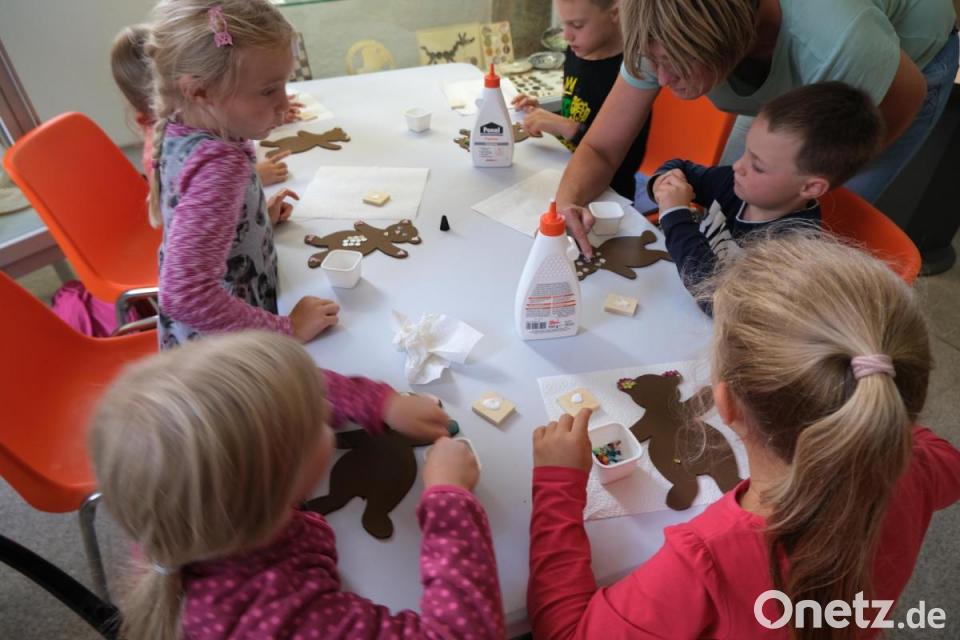 22 Kinder gestalten Bären bei Aktion "Knopf trifft Mosaik" | Onetz