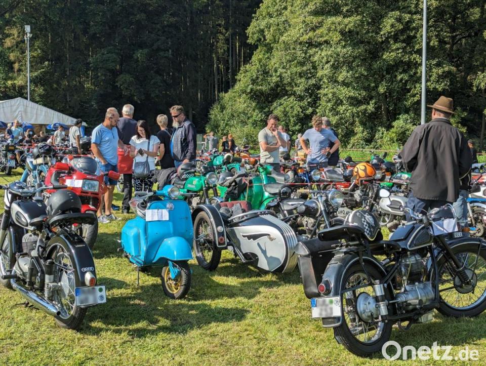 Knapp 300 Mopeds und mehr als 1000 Gäste beim Oldtimer-Treffen in Altendorf | Onetz