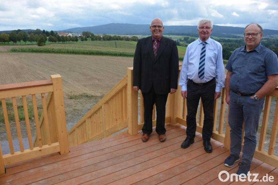 Neue Attraktion am Sibyllenbad: Riesentischgruppe als Aussichtsplattform | Onetz