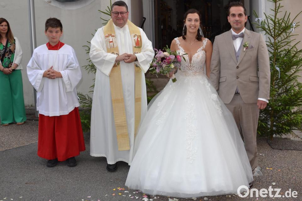 Brautpaar durchschreitet langes Spalier mit acht Abordnungen | Onetz