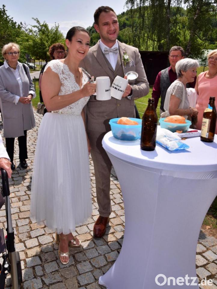 Laura und Peter Pesold feiern Hochzeit im eigenen Gasthof in Königstein | Onetz