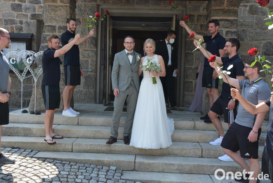 Fußballer, Burschen und Arbeitskollegen stehen Spalier in Brand | Onetz