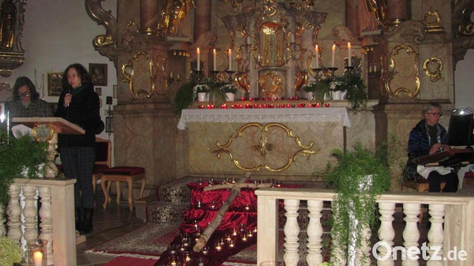 Taizè-Abendgebet nur bei Kerzenlicht in St. Moritz Mantel | Onetz