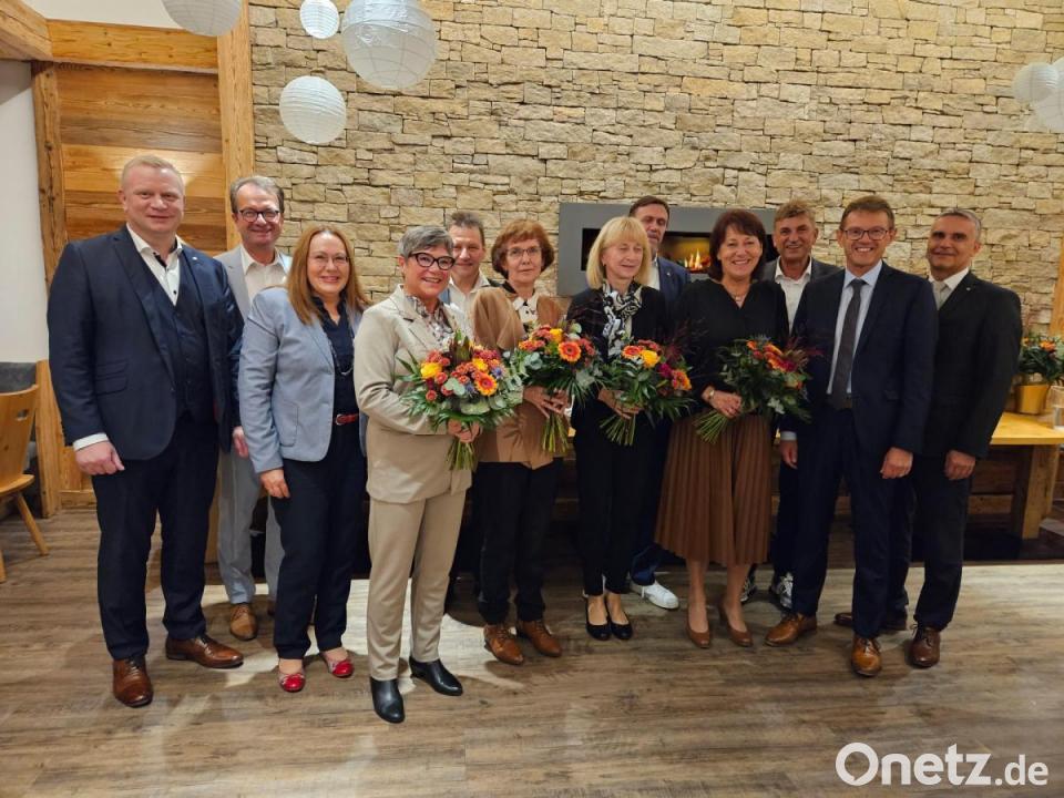 VR Bank Amberg-Sulzbach ehrt und verabschiedet Mitarbeiter | Onetz