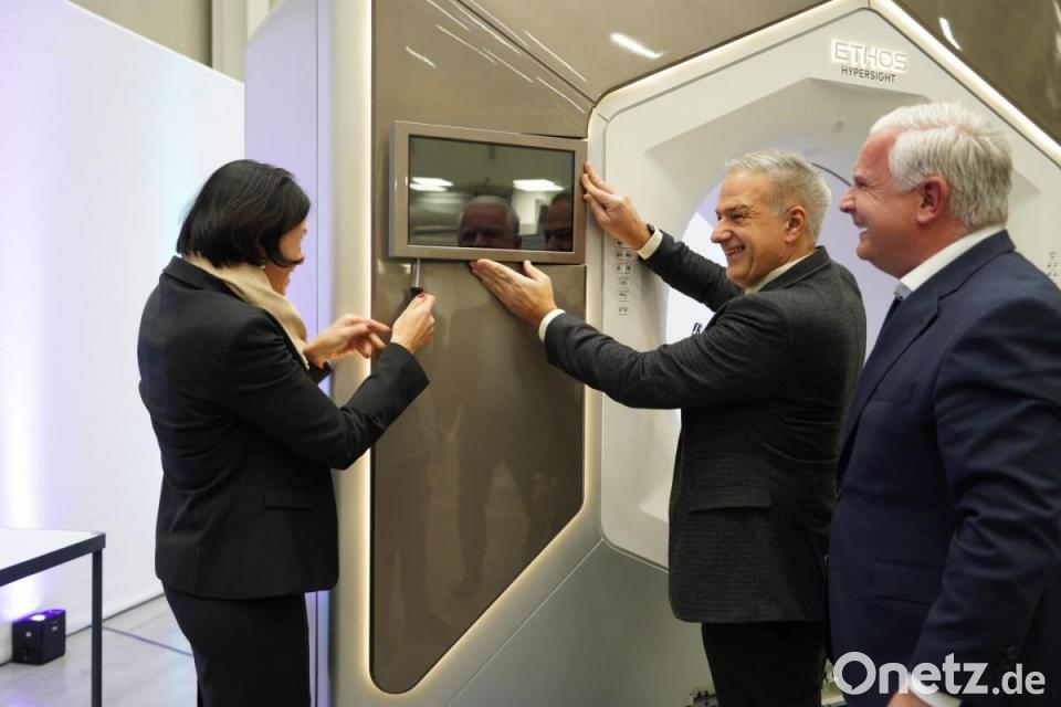 Siemens liefert ans Weidener Klinikum sein 100. Strahlentherapiegerät ...