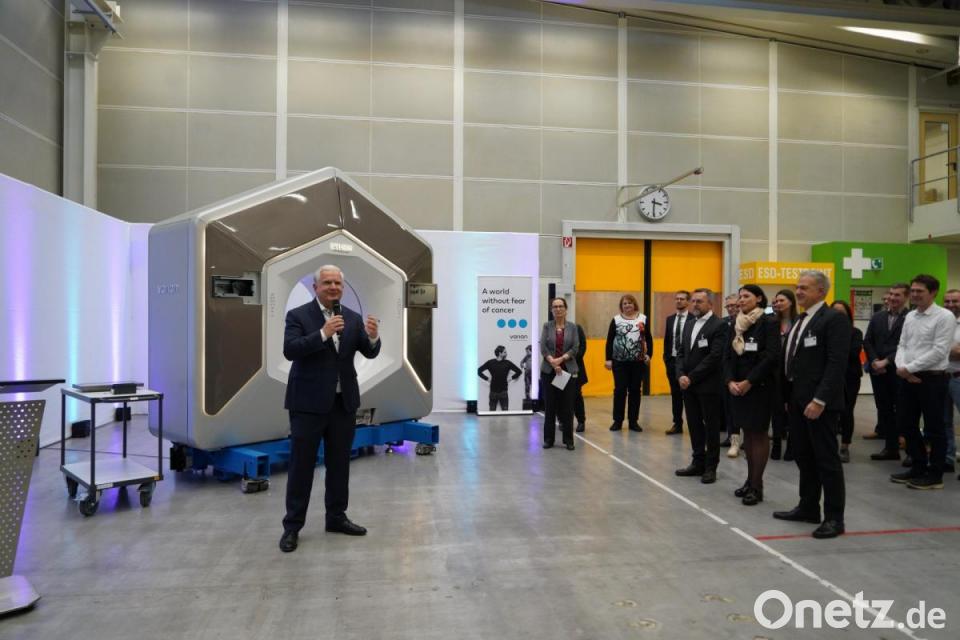 Siemens liefert ans Weidener Klinikum sein 100. Strahlentherapiegerät ...