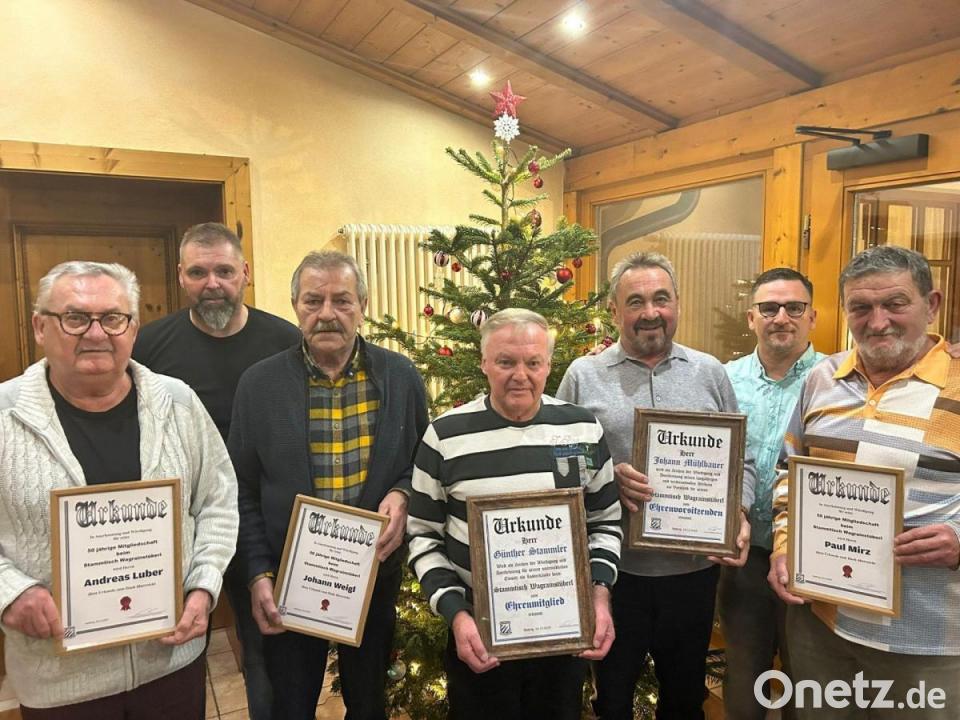 Stammtisch Wagrainstüberl würdigt langjährige Mitglieder | Onetz