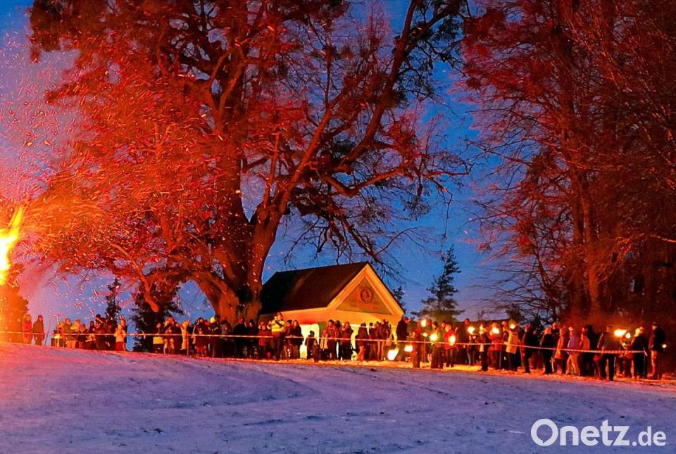 Bergfeuer auf dem Schusterberg in Friedenfels leuchtet weit durch kalte ...