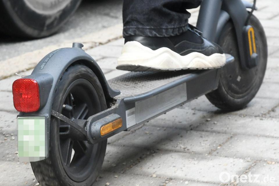 Mit ungültigem Kennzeichen auf dem E-Scooter | Onetz