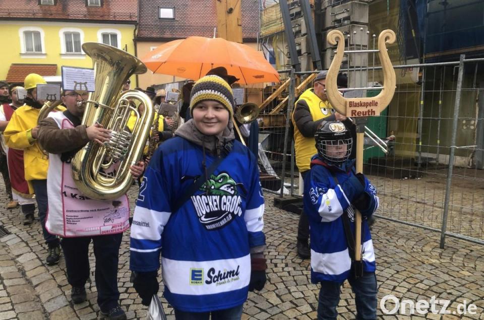 Käfer und Kliniken-Rettungstraktor beim Waldecker Faschingszug | Onetz