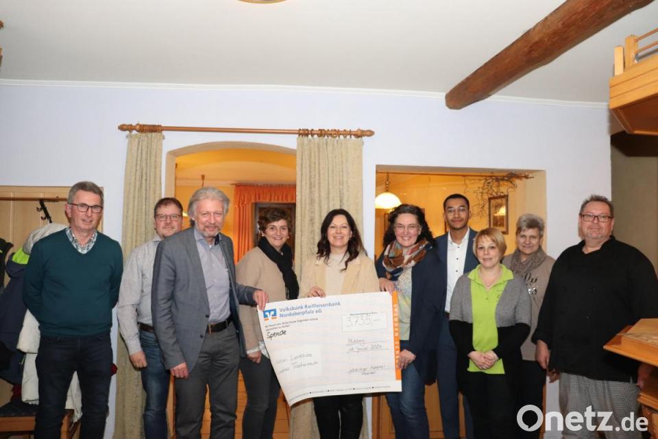 Spende für Lichtblicke aus Erlös des lebendigen Adventskalenders | Onetz