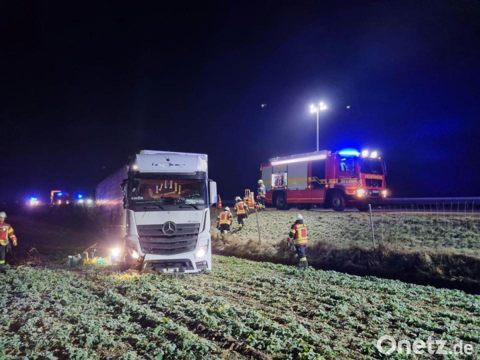 Sekundenschlaf mit Folgen: Sattelzug kommt von der Autobahn ab | Onetz