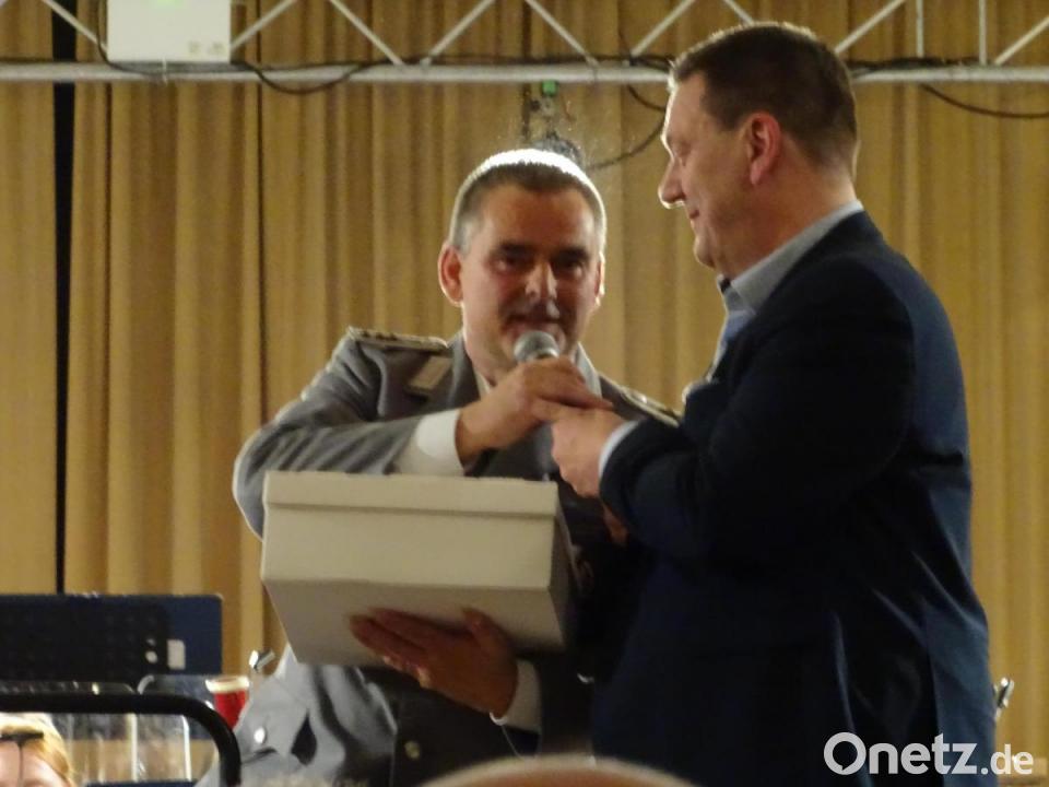 Süße Überraschung für langjährigen Schlagzeuger des Gebirgsmusikkorps der Bundeswehr | Onetz