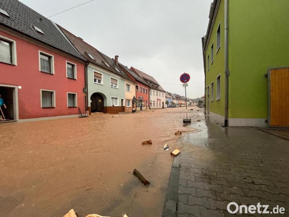 Starkregen und Hochwasser: Das große Aufräumen in Hahnbach - Kastl erneut betroffen | Onetz