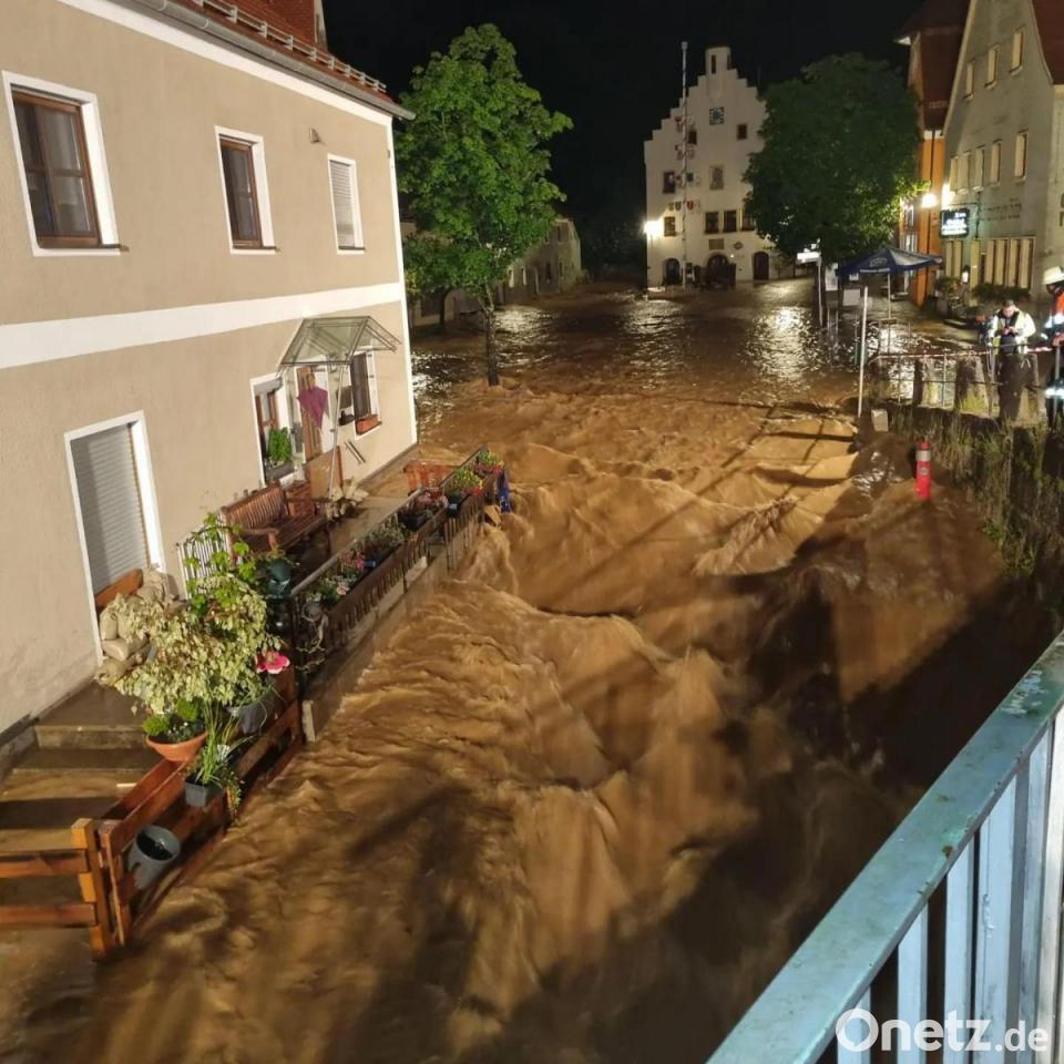 Starkregen und Hochwasser: Das große Aufräumen in Hahnbach - Kastl erneut betroffen | Onetz