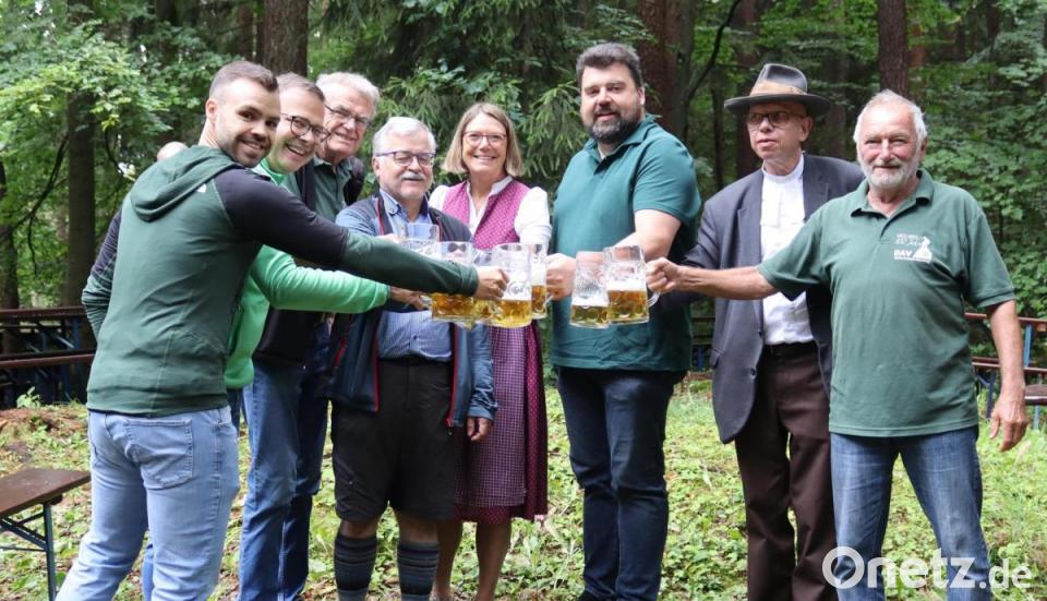 Bergandacht und Bieranstich eröffnen DAV-Hüttenkirwa in Angfeld | Onetz