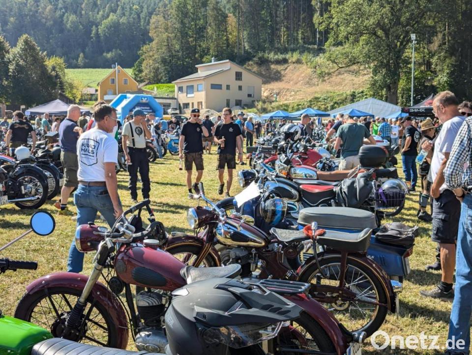 Mehr als 300 Oldtimer-Mopeds knattern durch Altendorf | Onetz