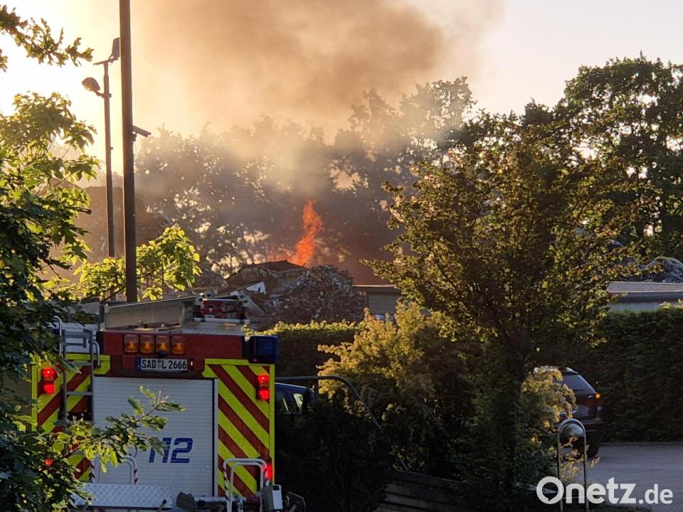Feuer in Entsorgungbetrieb in Schwandorf: Fenster und Türen schließen ...