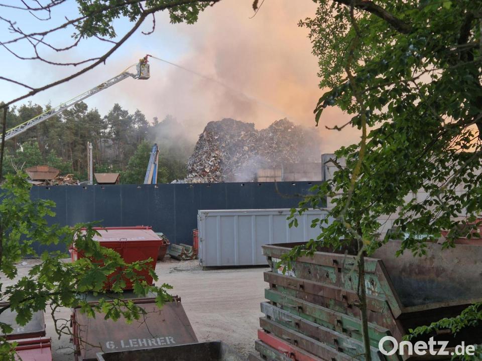 Feuer in Entsorgungbetrieb in Schwandorf: Fenster und Türen schließen ...