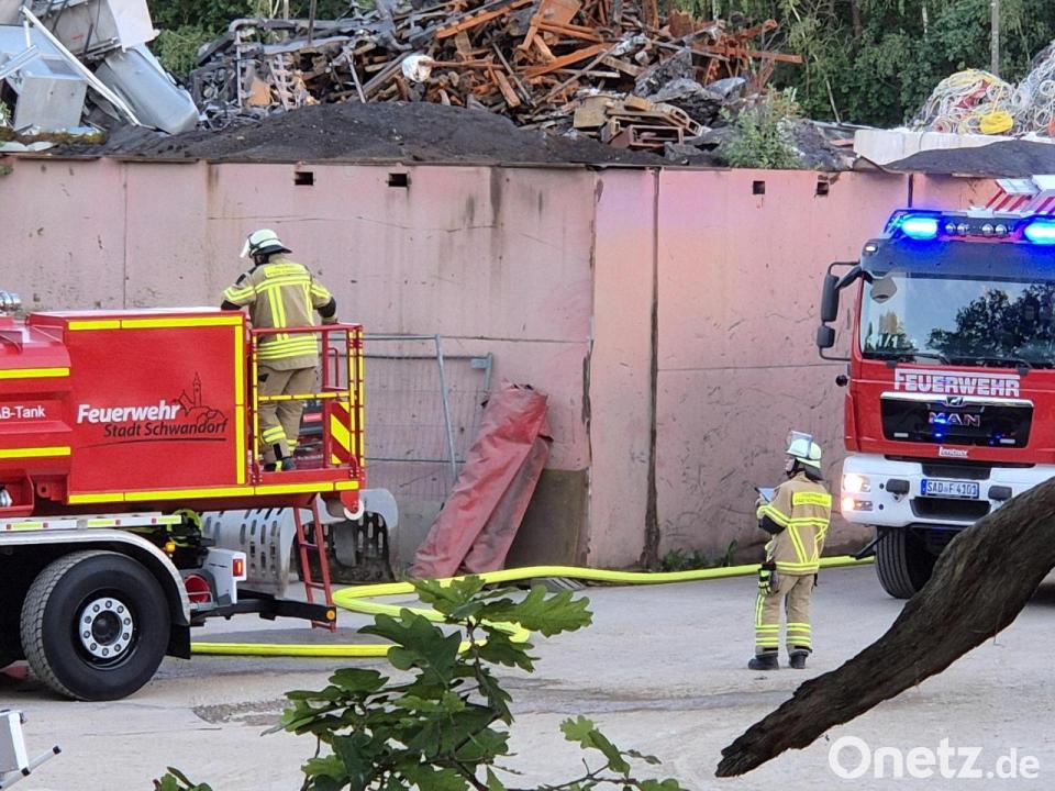 Feuer in Entsorgungbetrieb in Schwandorf: Fenster und Türen schließen ...