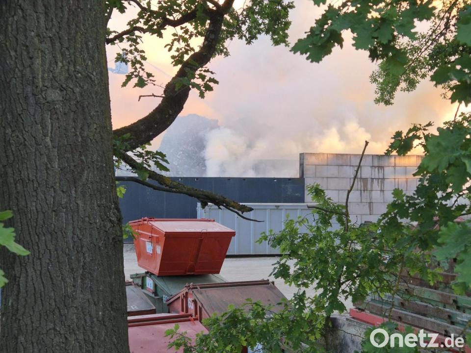 Feuer in Entsorgungbetrieb in Schwandorf: Fenster und Türen schließen ...