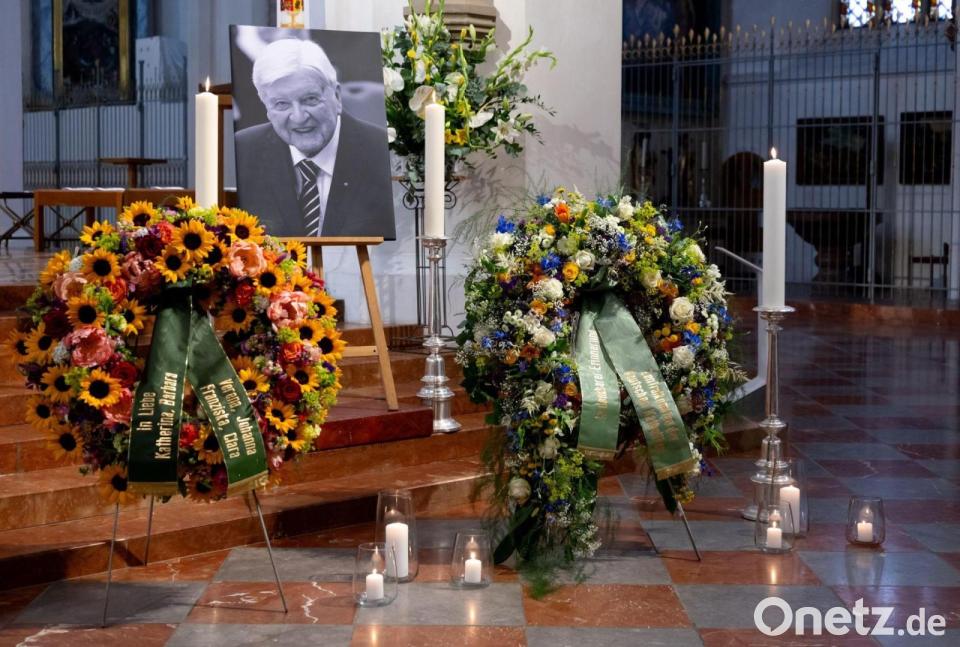 Bewegende Trauerfeier für Ex-Kultusminister Hans Maier | Onetz