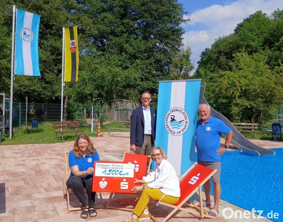 Sparkasse Amberg-Sulzbach unterstützt das Freibad Etzelwang | Onetz