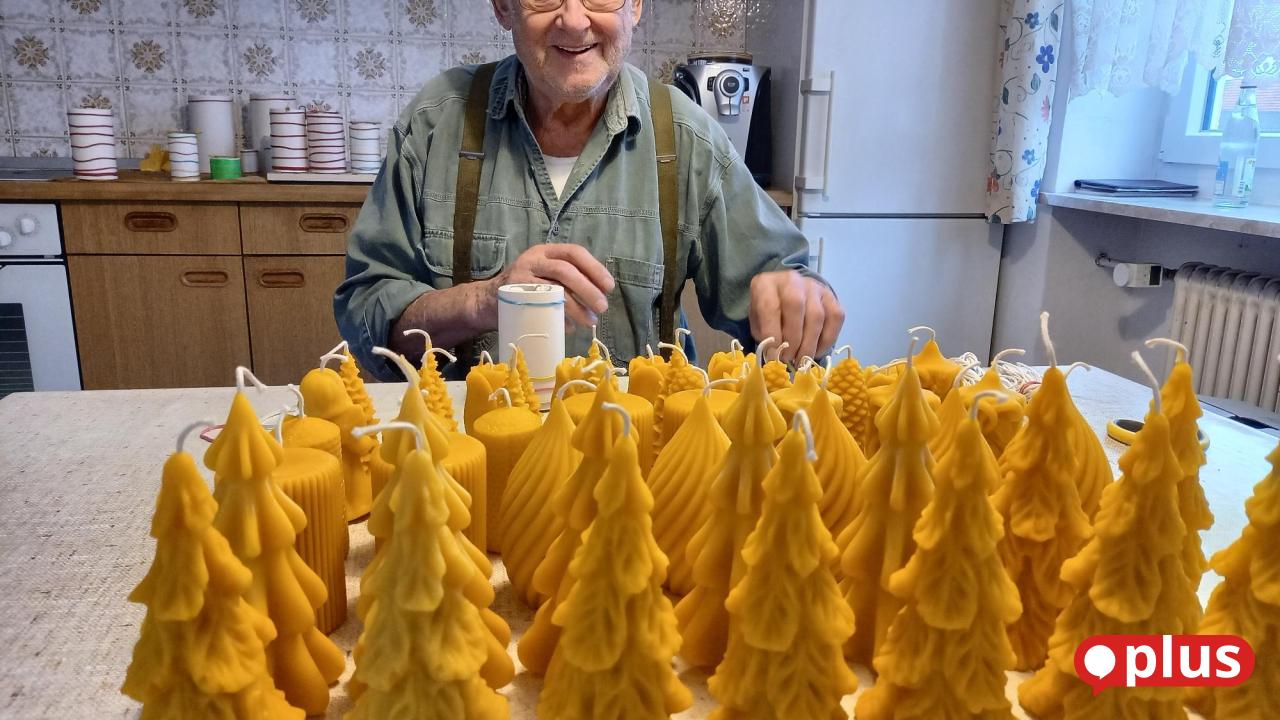 Imker Michael Kehrer aus Teunz lässt sich beim Kerzen-Guss über die ...