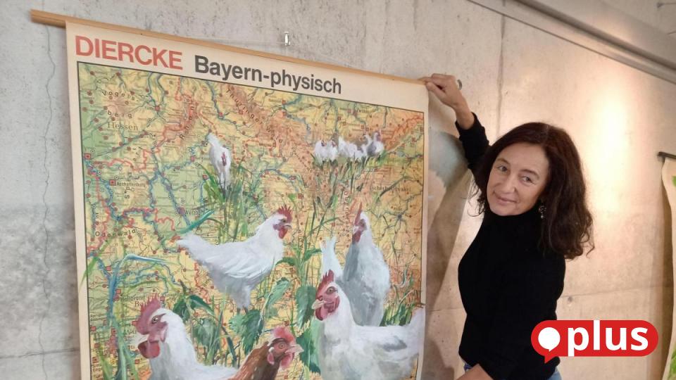 Monika Bugl blättert ihren "Atlas der Eitelkeiten" im Müllkraftwerk ...