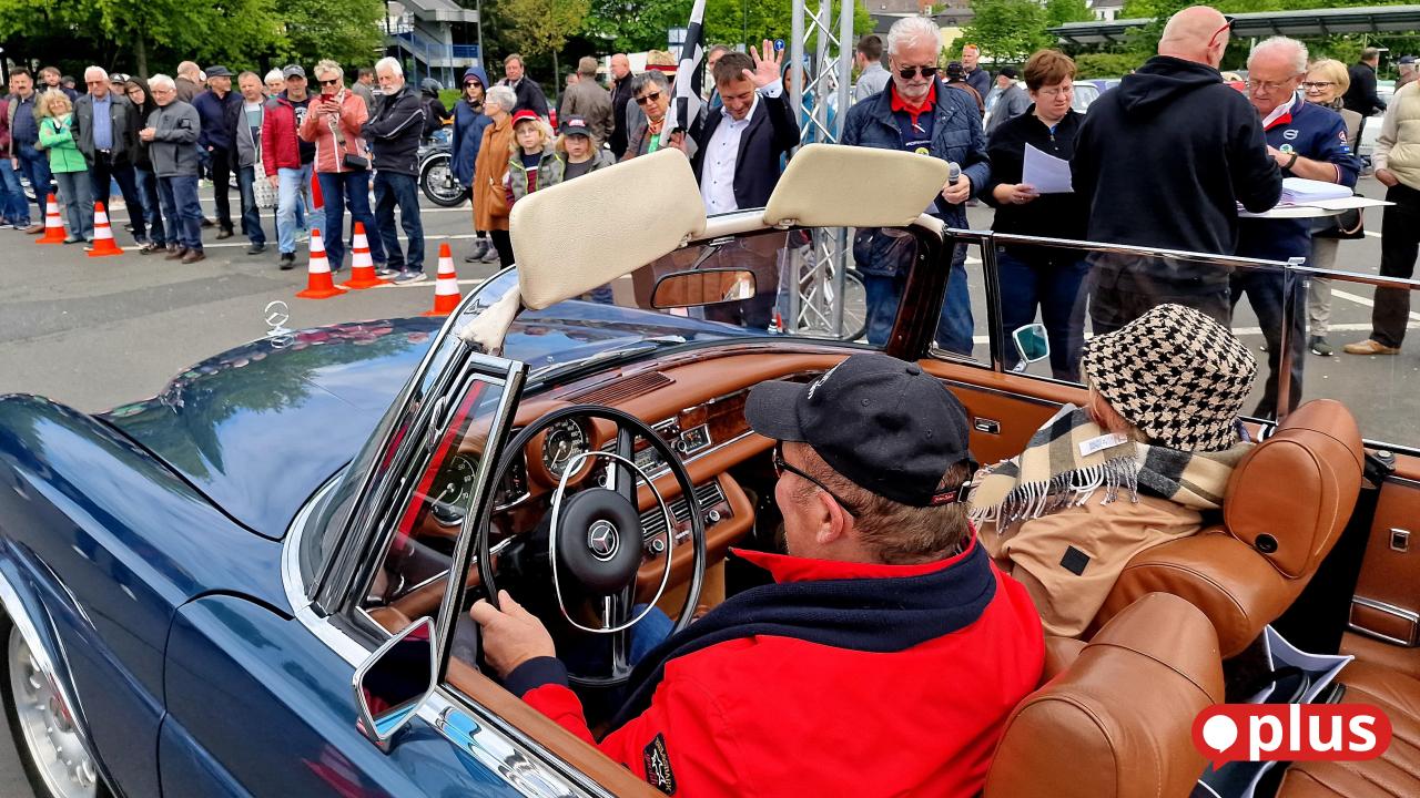 Oldtimer zum Bestaunen auf Weidener Großparkplatz und auf Tour durch ...