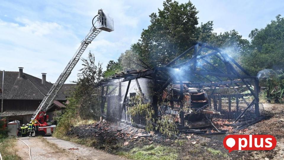 Direkt neben einem Wohnhaus geht eine Scheune in Flammen auf | Onetz