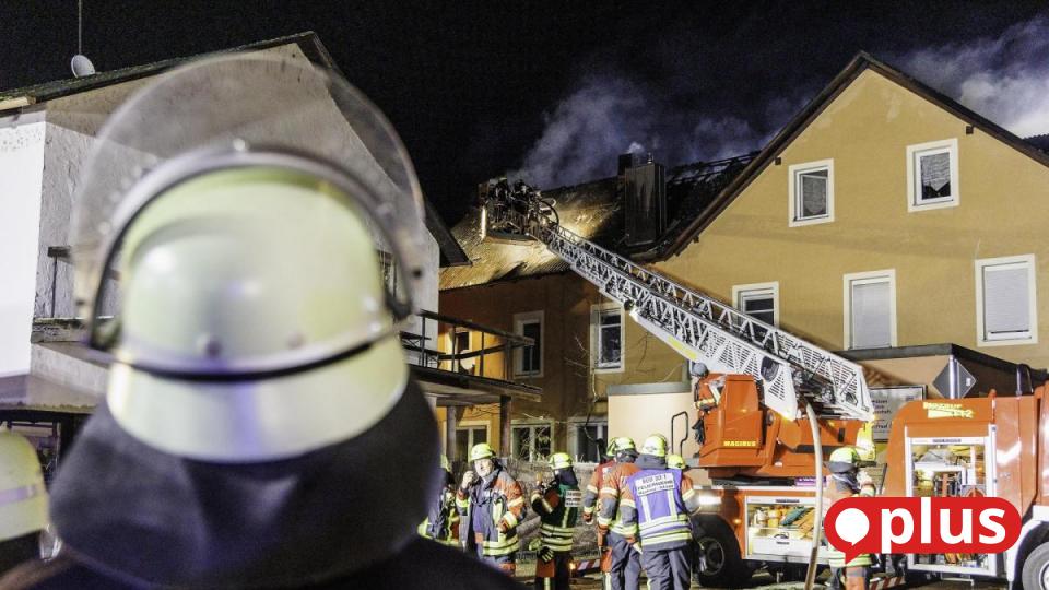Feuerwehr rettet vier Menschen aus brennendem Haus in Nittenau | Onetz