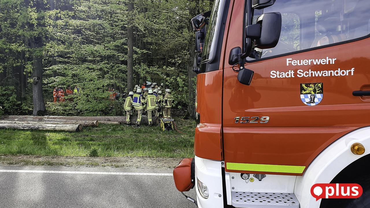 Zeuge entdeckt Autowrack im Wald: Tödlicher Unfall bei Lindenlohe | Onetz
