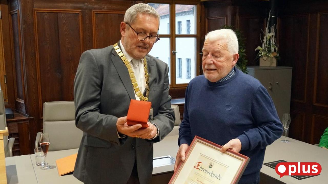 "Mr. Wasserwacht" aus Auerbach mit der Bürgermedaille ausgezeichnet | Onetz