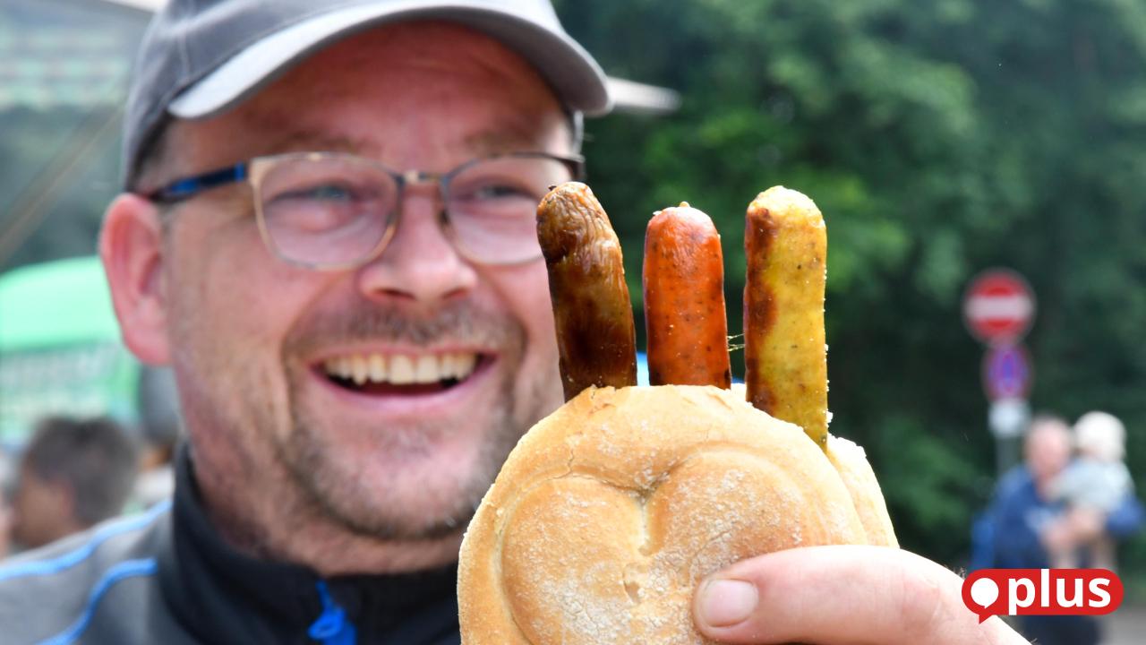 Beim Bergfest in Amberg gibt es Deutschland-Bratwürste in den Farben ...