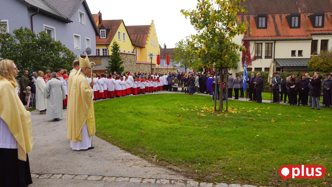 Bischof Rudolf Voderholzer feiert mit Kemnathern Erntedank | Onetz