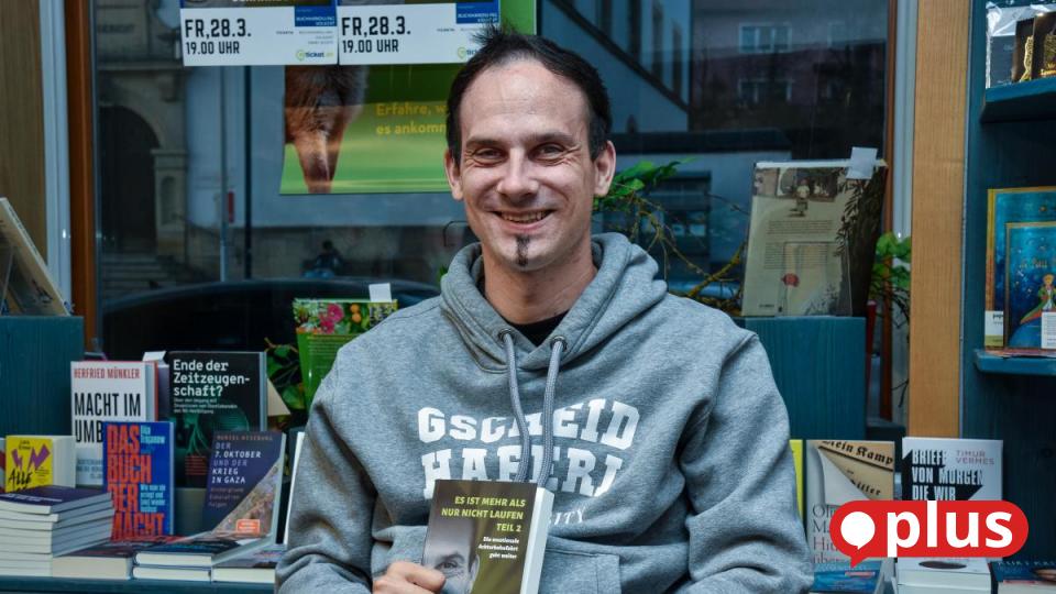 Johannes Maier: Mutmacher im Rollstuhl mit zwei Büchern | Onetz