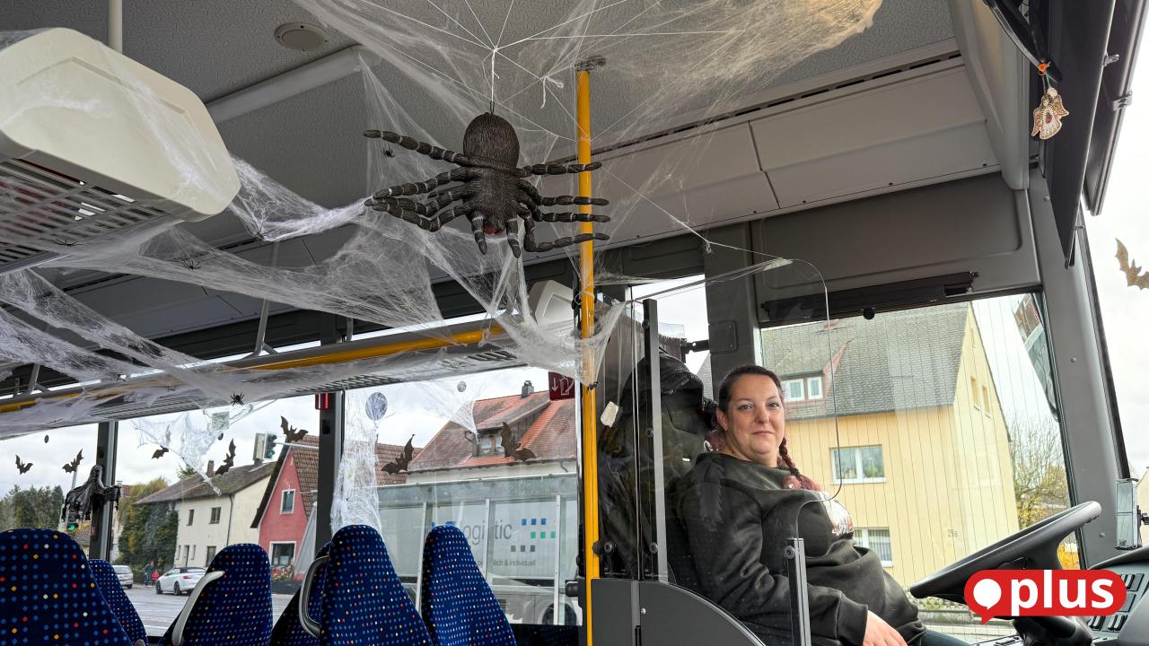 Busfahrerin macht Schülern eine Freude mit dem Halloween-Bus | Onetz