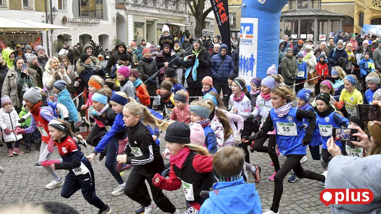 Mini-Lilli, Prosecco-Girls und ein Zeus: Amberger Silvesterlauf wieder ...