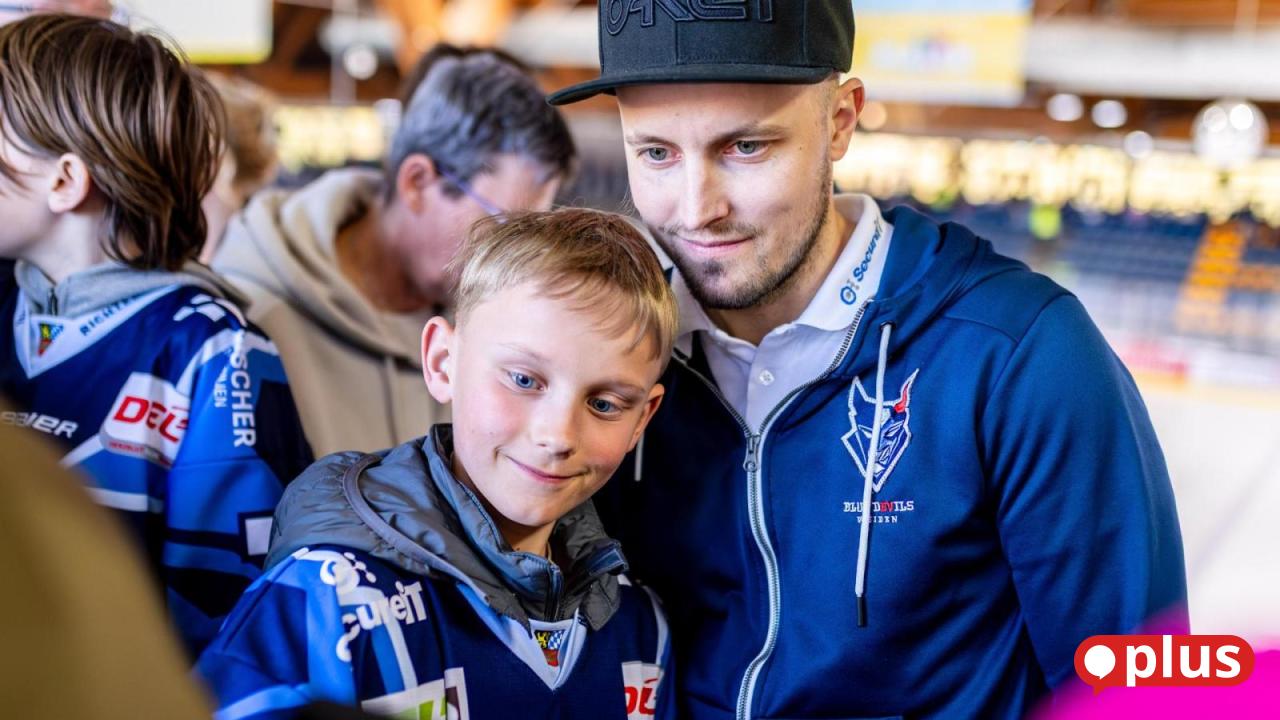 Abschied unter Tränen: Fans der Blue Devils huldigen Tomas Rubes und ...