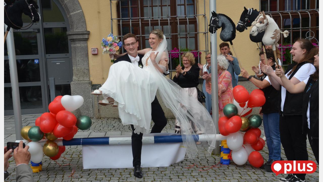 Liesa Schlesinger-Federl und Timmy Joe Schlesinger geben sich in ...