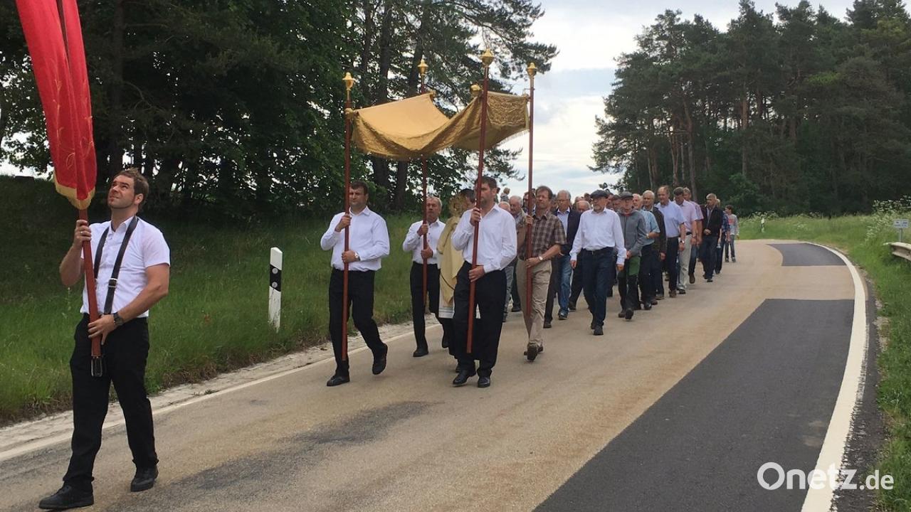 Gläubige ziehen durch Fluren um Schmidmühlen | Onetz